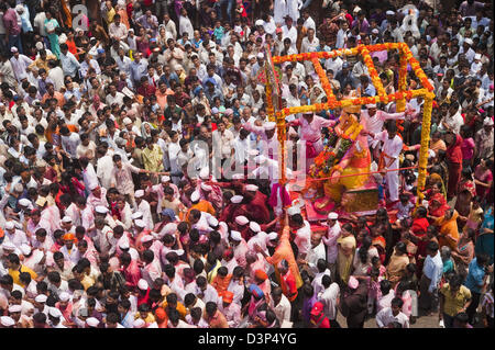 Lalbaugcha Raja Ganesha statue procession Girgaum Chowpatty Ganesh ...