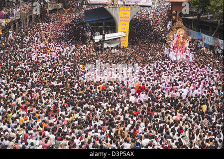 Lalbaugcha Raja Ganesha statue procession Girgaum Chowpatty Ganesh ...