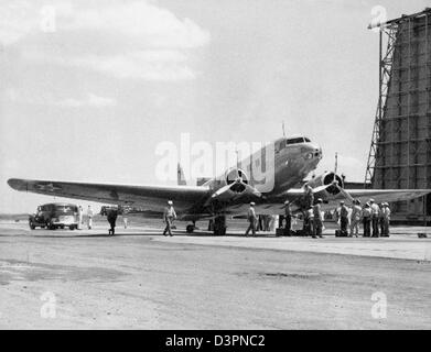 R2D-1 Plane by Douglas - DC-2 Plane for the military Stock Photo - Alamy