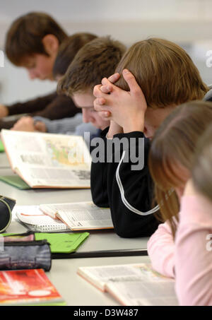 Pupils of a 'Hauptschule' (basic secondary school) stand on their ...