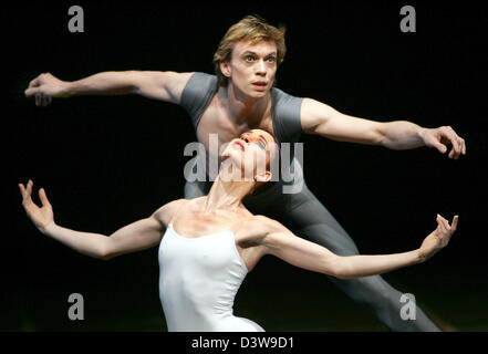 Ballet dancers Beatrice Knop (L-R), Vladimir Malakhov and Shoko ...