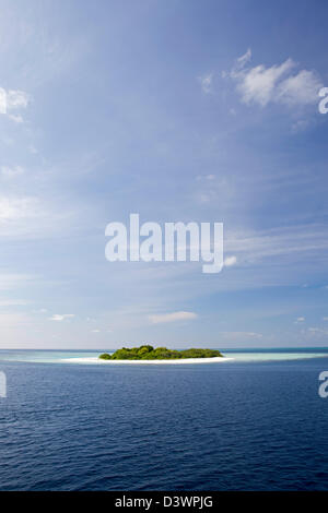 Beach of a desert island (Ari Atoll, Maldives Stock Photo - Alamy