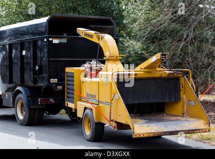 Vermeer BC 1800A wood chipper with loading truck lorry Stock Photo - Alamy