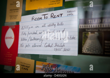 Room to Let sign in shop window Stock Photo - Alamy