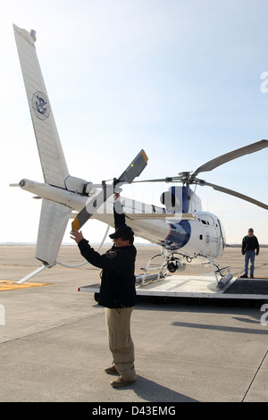 CBP officers at the Detroit border checkpoint use advanced technology ...