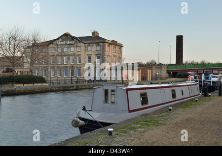 Sheaf Quay and narrow boat Sheffield Canal Basin Stock Photo - Alamy