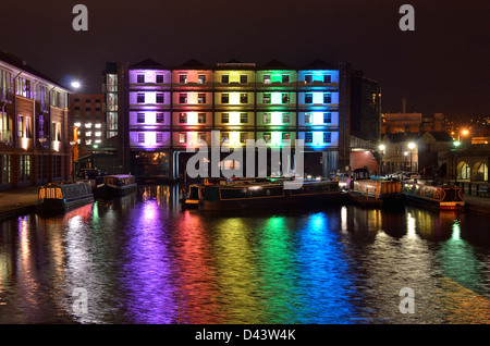 Victoria Quays Straddle Warehouse illuminated at Night, Sheffield Stock ...