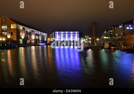 Victoria Quays Straddle Warehouse illuminated at Night, Sheffield Stock ...