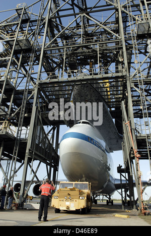KENNEDY SPACE CENTER, FLA. - Under post-dawn cloudy skies, Space ...
