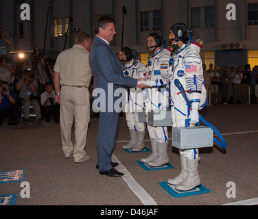 The Expedition 32 crew, including Akihiko Hoshide, Chris Hadfield, and ...