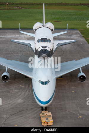 KENNEDY SPACE CENTER, Fla. -- Endeavour sits inside the Vehicle ...