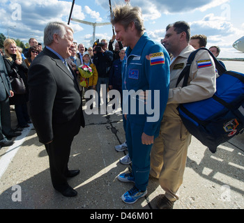 Expedition 32 astronauts, including NASA astronaut Joe Acaba, safely ...