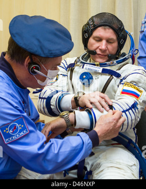 The Expedition 33 crew members suit up for their mission aboard the ...