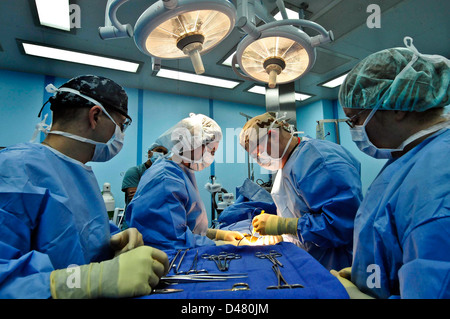 US Navy Doctors perform surgery Stock Photo - Alamy