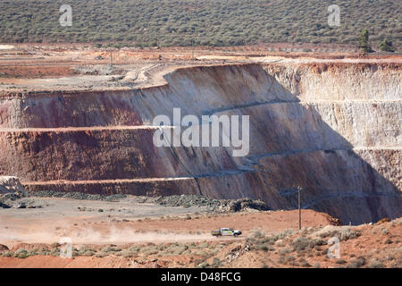 Open cut gold mine, Mount Magnet Western Australia Stock Photo - Alamy