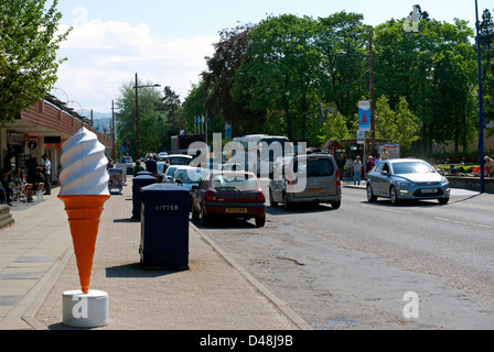 AVIEMORE HIGHLANDS SCOTLAND MAIN STREET WITH SHOPS AND FLOWERS IN ...
