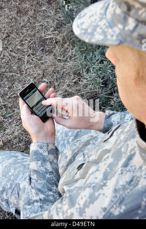 Soldier with iPhone texting Stock Photo - Alamy