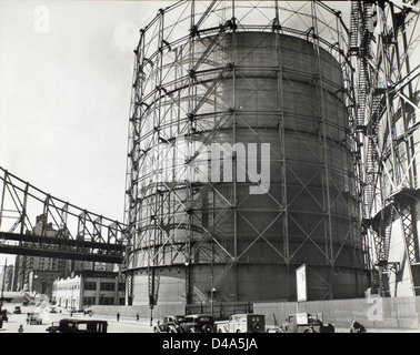 Gas tank and Queensboro Bridge, East 62nd Street & York Avenue ...