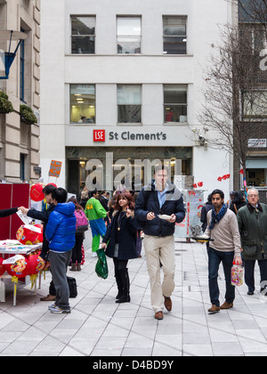 Students and buildings of the London School of Economics (LSE), London ...