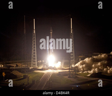 Atlas V rocket launches TDRS-L from Cape Canaveral at night into Earth ...