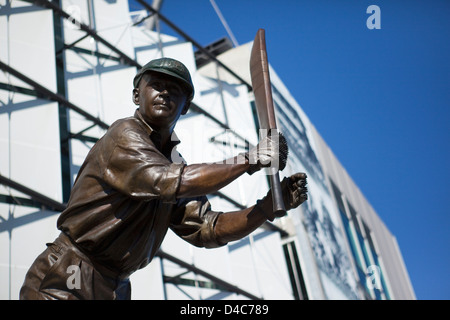 Statue of the cricketer WH Ponsford at Melbourne Cricket Ground (MCG ...