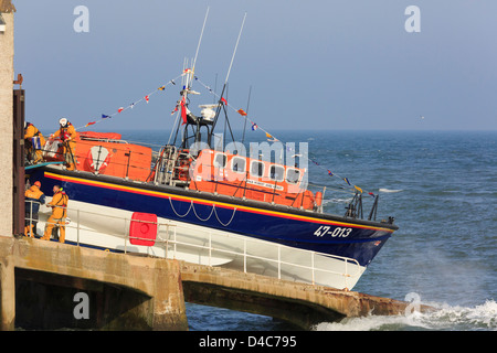 Launching the Y class lifeboat from the RNLI Lifeboat Lester The Cromer ...