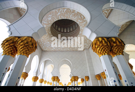 Colonnade at the atrium of the Sheikh Zayed Mosque, Abu Dhabi, United ...