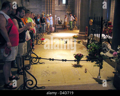 The grave of Prince Rainier of Monaco; St. Nicholas Cathedral, Monte ...
