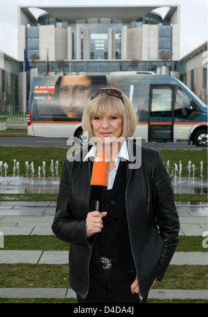 The bus of the 'ML Mona Lisa' editorial staff passes the Chancellery in ...