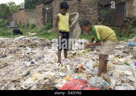 (dpa file) - The picture shows a slum in the capital Luanda, Angola, 20 ...