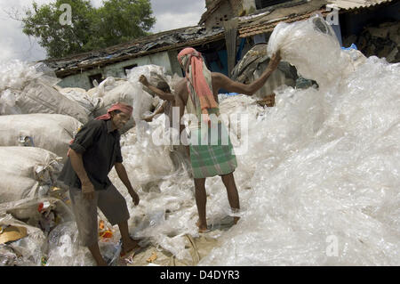 (dpa file) - The picture shows a slum in the capital Luanda, Angola, 20 ...