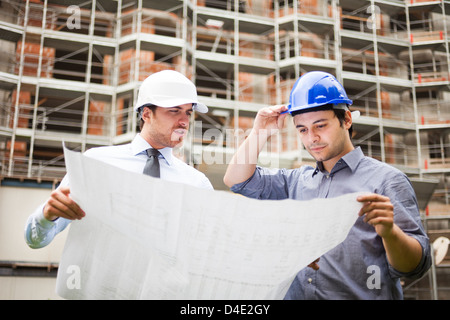 Architect explaining a drawing to the foreman Stock Photo - Alamy