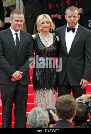 Director Director Nathan Rissman (L), singer Madonna (C) and her ...