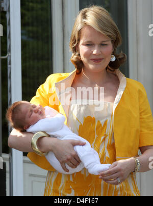 Queen Mathilde of Belgium and Princess Eleonore pose in front of the ...