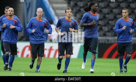 Netherland national team's players Rafael van der Vaart (C) with team ...