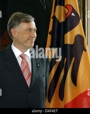 German President Horst Koehler poses in front of Philipp Veit?s ...