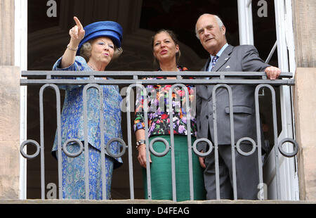 Queen Beatrix of the Netherlands (L), Cecilie Princess of Goess-Saurau ...