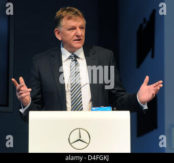 Andreas Renschler (L), board member of Daimler AG, and Dieter Zetsche ...