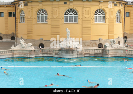 Outdoor pool with men and women at Szechenyi Thermal Baths, Budapest ...