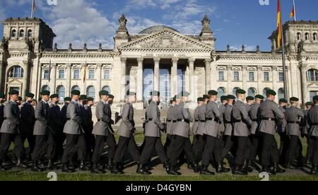Recruits of the German Bundeswehr take the official oath in front of ...