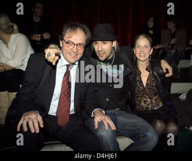 Violinist David Garrett (C) and his parents Georg and Dove Bongartz ...