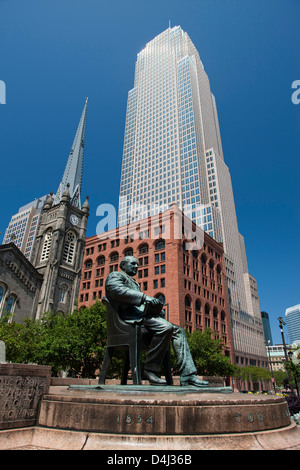 MAYOR TOM JOHNSON STATUE PUBLIC SQUARE DOWNTOWN CLEVELAND OHIO USA ...