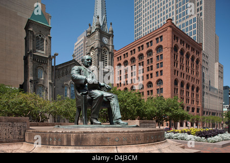 MAYOR TOM JOHNSON STATUE PUBLIC SQUARE DOWNTOWN CLEVELAND OHIO USA ...
