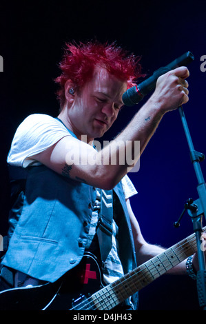 Deryck Whibley lead singer of the pop punk band Sum 41 leaving ...
