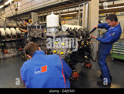 Employees of Tognum subsidiary MTU assemble an engine MTU 8000 in ...
