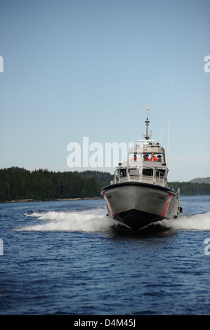 Coast Guard 47-foot Motor Life Boat crews from Station Fort Macon in ...