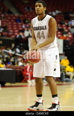 MAR 15, 2013 : Oakdales Julius Simpson (44) battles Edmondsons ...