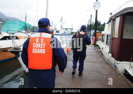 Coast Guard marine science technicians conduct container inspection ...