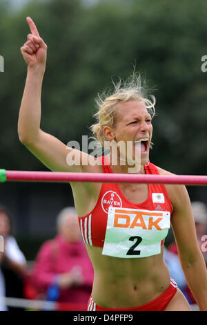The German heptathlete Jennifer Oeser celebrates her bronze medal Stock ...