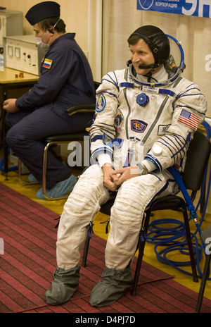 Expedition 19 crew prepares for launch aboard the Soyuz rocket from ...